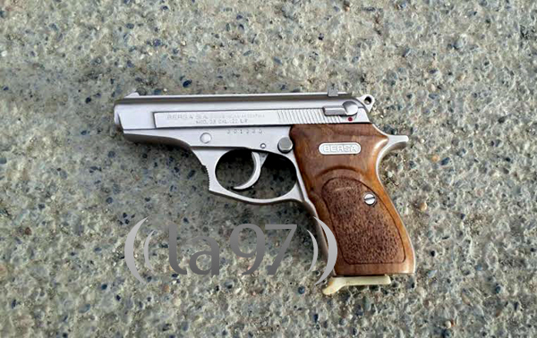 La policía detuvo a un hombre que portaba un arma de fuego — La 97 ...